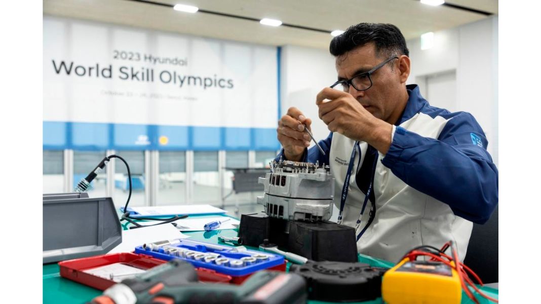 Técnico mecánico experto en camiones consiguió la medalla de plata en ...